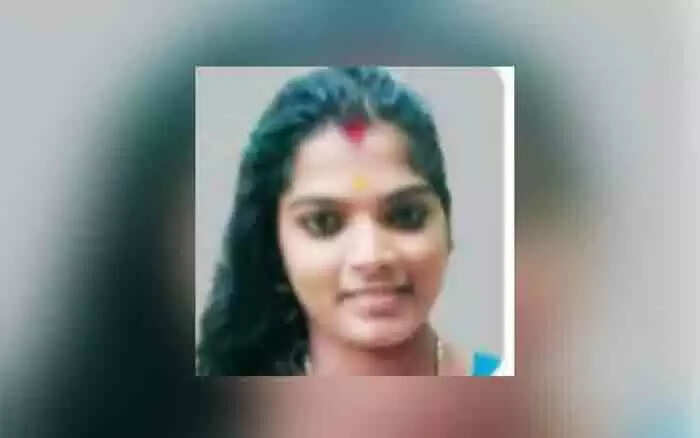 Found dead hanged | പിറന്നാള്‍ ദിവസം യുവതിയെ വീടിനുള്ളില്‍ തൂങ്ങിമരിച്ചനിലയില്‍ കണ്ടെത്തി ...