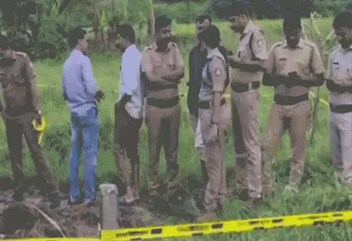 Found Dead | പാലക്കാട് നിന്നും കാണാതായ 2 യുവാക്കളുടെ മൃതദേഹം പാടത്ത് കുഴിച്ചിട്ട നിലയില് ...