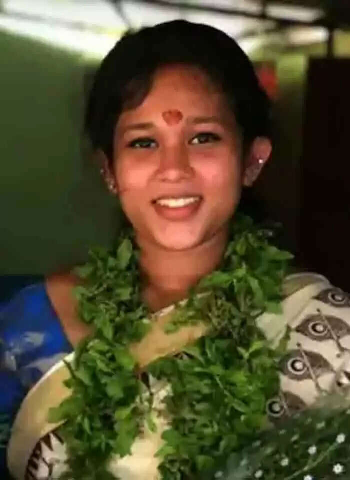 Found Dead | 4 മാസം ഗര്‍ഭിണിയായ 18കാരിയെ ഭര്‍തൃവീട്ടില്‍ മരിച്ച നിലയില്‍ കണ്ടെത്തി - KVARTHA ...